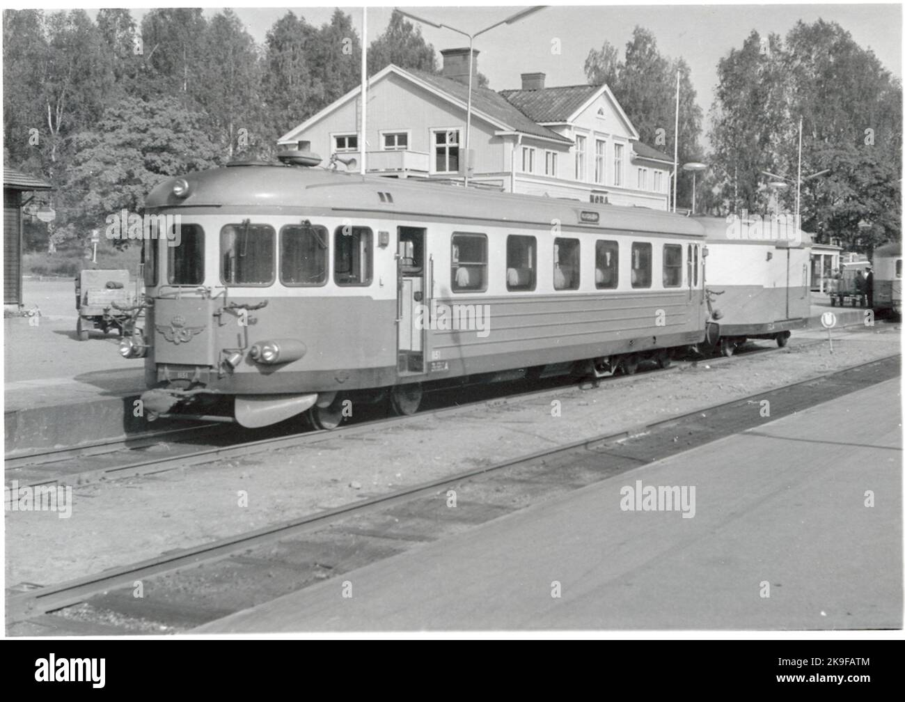 Mora station with motor car Ybo7 1151 Stock Photo - Alamy