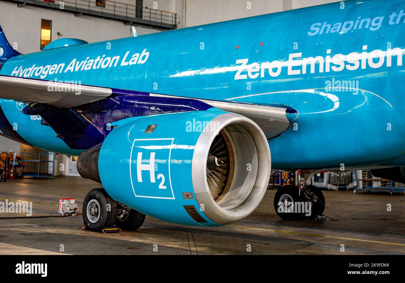 Hamburg, Germany. 28th Oct, 2022. The engine of a decommissioned Airbus ...