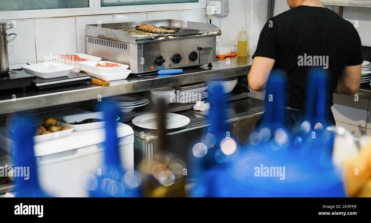 Man cooking usa kitchen hi-res stock photography and images - Alamy