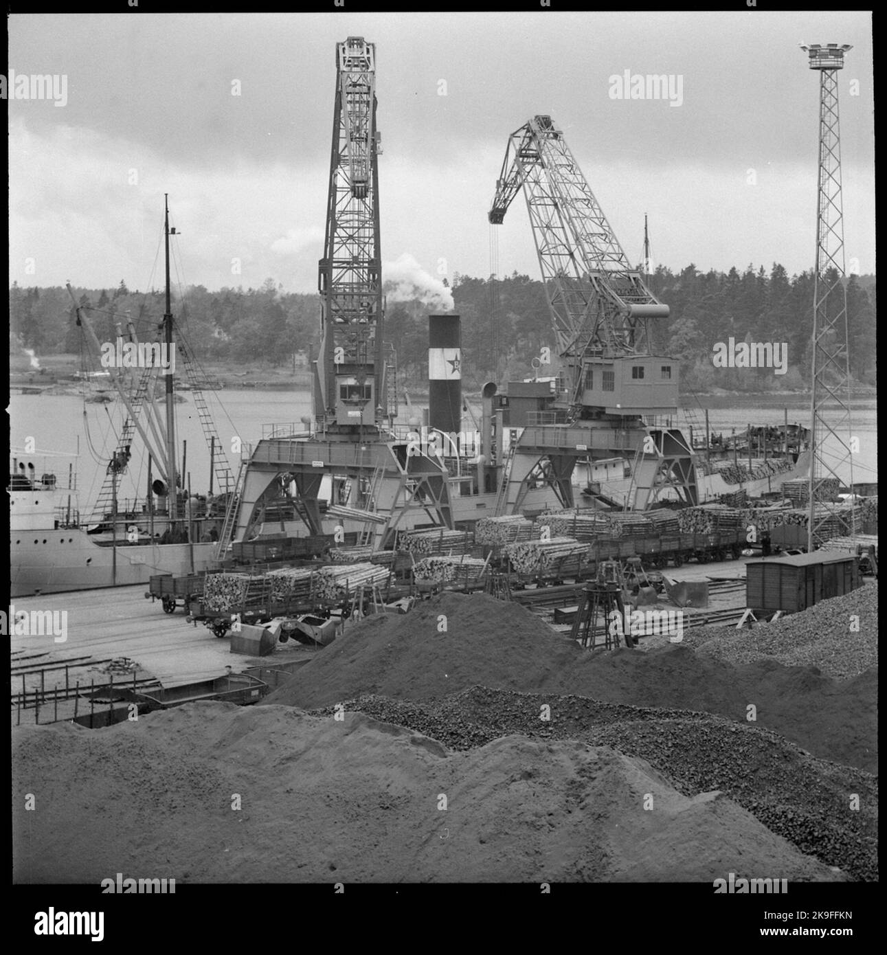 Loading of timber Stock Photo - Alamy