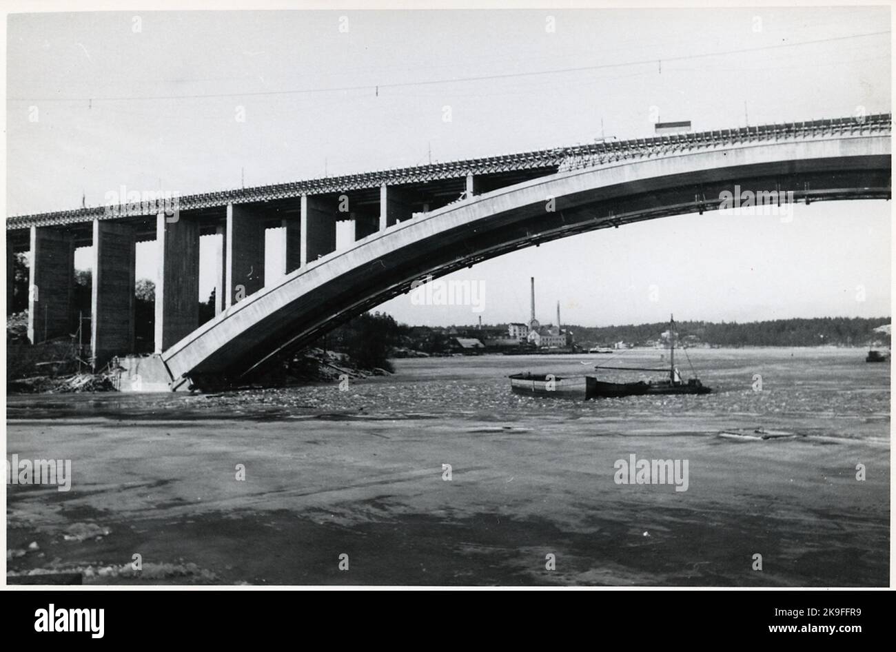 Construction of the Traneberg Bridge. The bridge extends across the ...