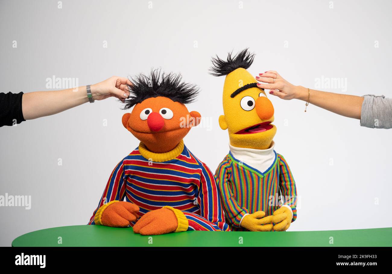 Sesame street characters on set hi-res stock photography and images - Alamy