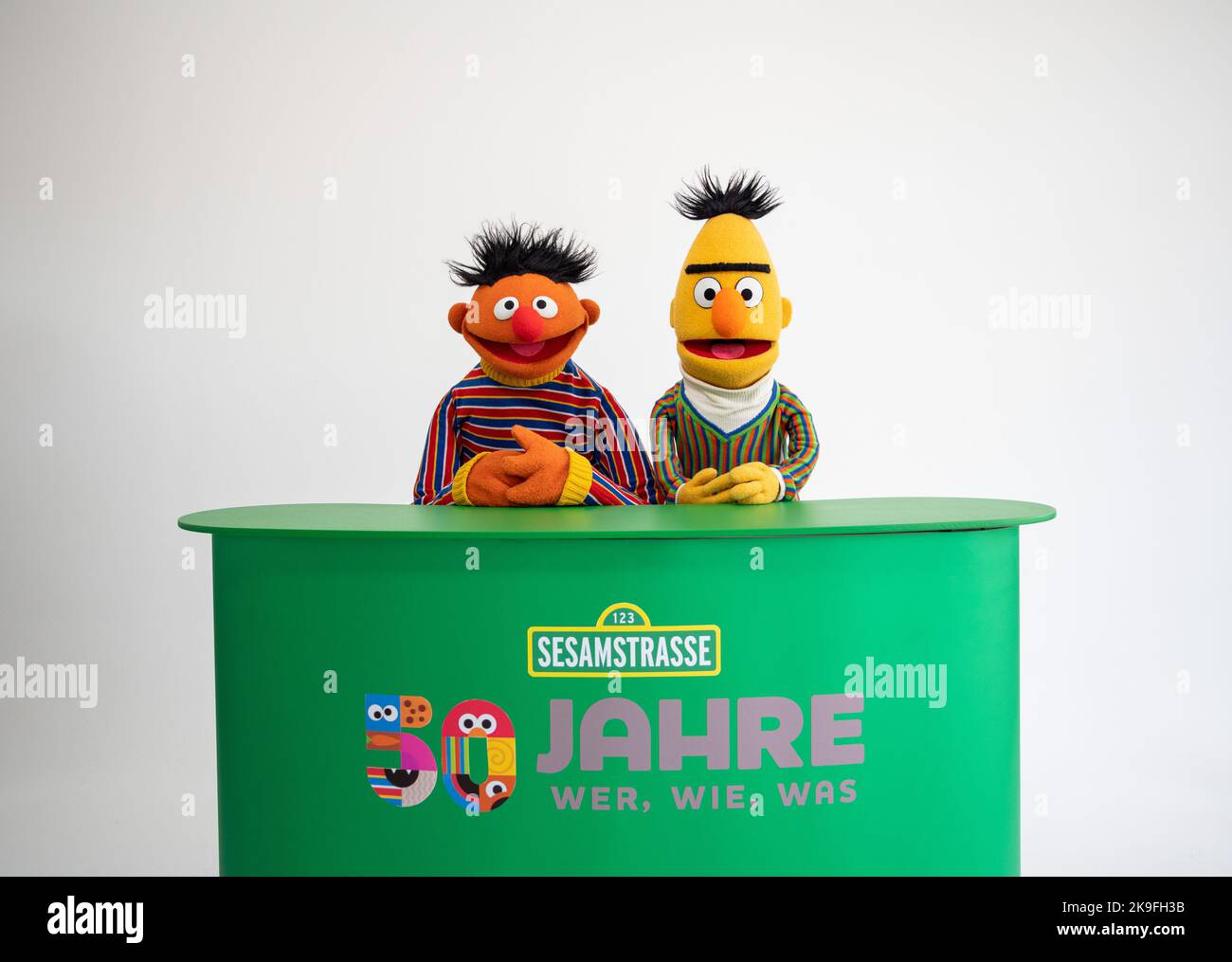 Sesame street characters on set hi-res stock photography and images - Alamy
