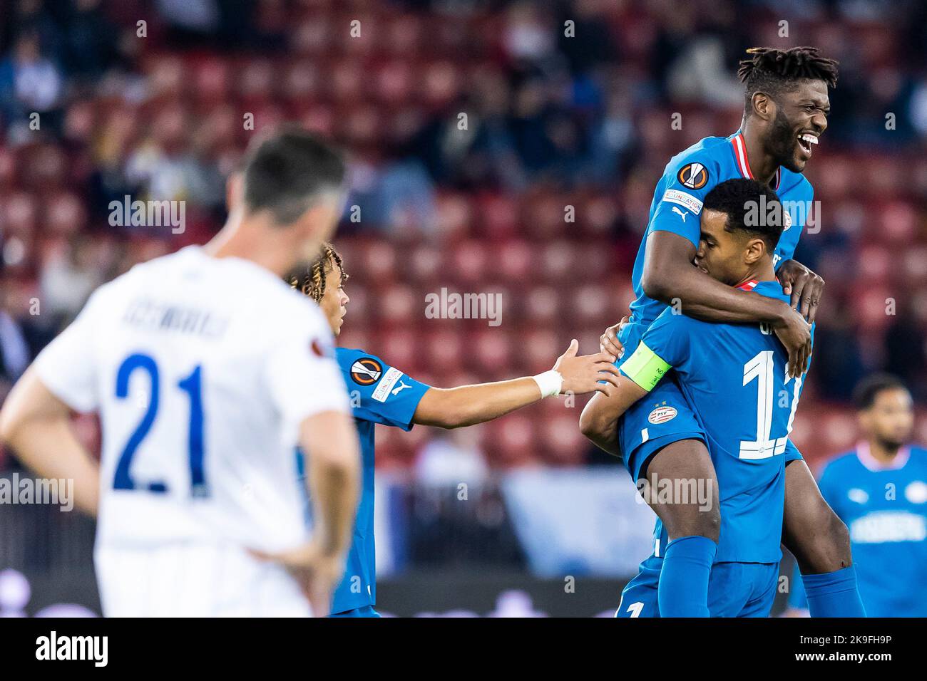 Jubelt mit seiner mannschaft nach dem treffer zum 0 hi-res stock ...