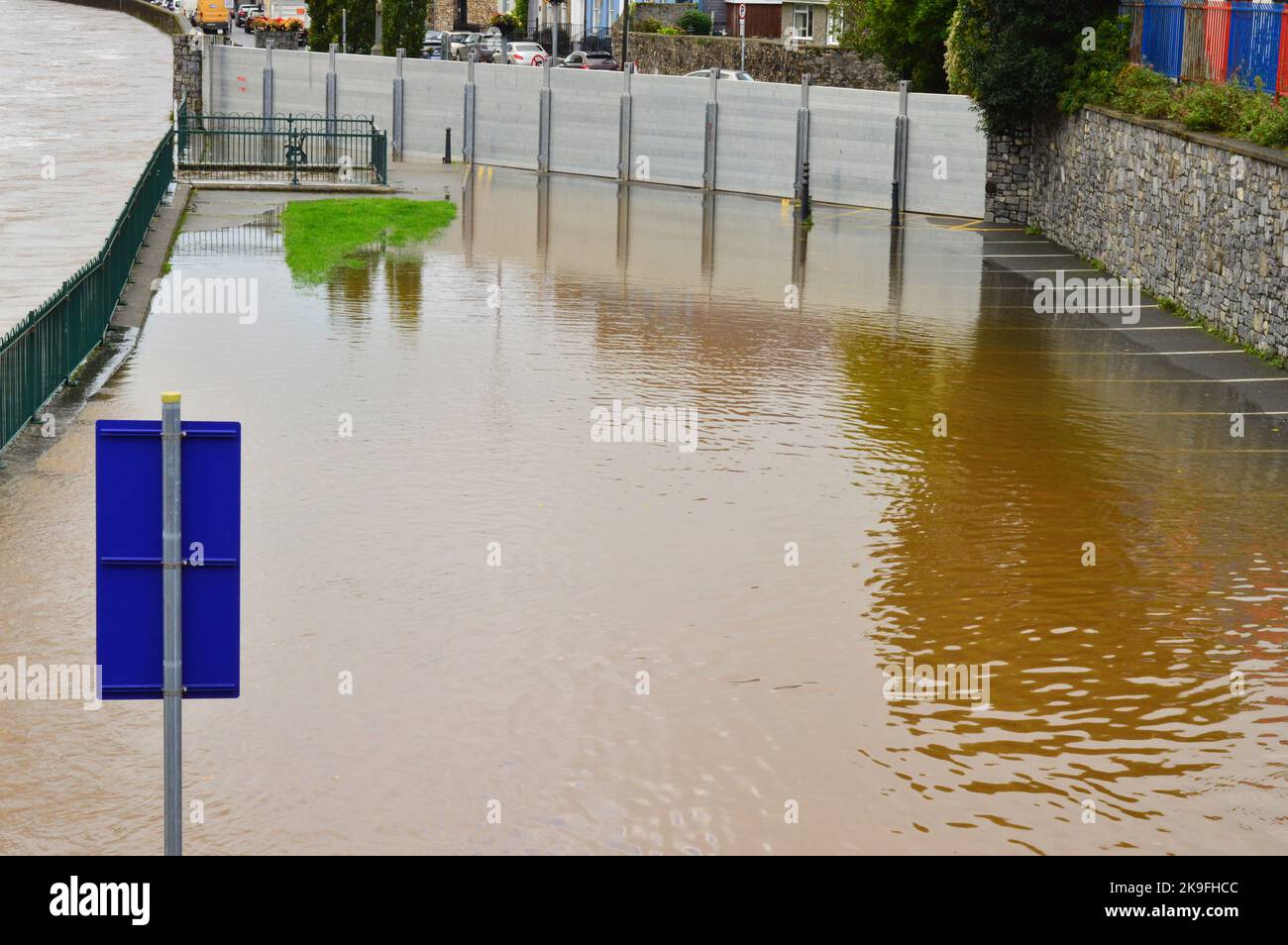 Tipperary, Ireland. 28th Oct, 2022. The river Suir has flooded a car ...