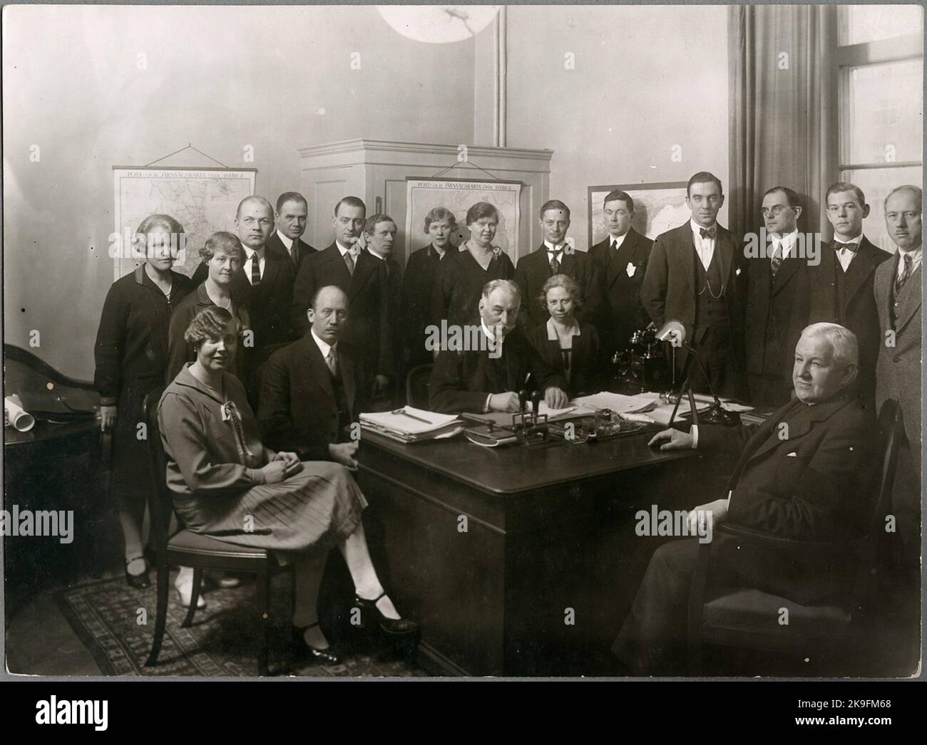 Office workers group historical hi-res stock photography and images - Alamy