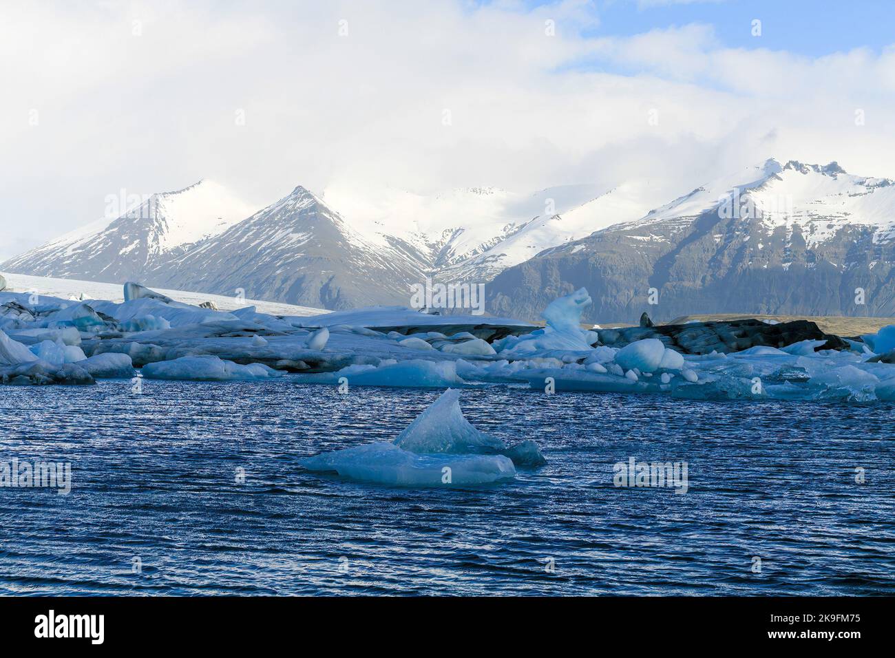 Frozen icelandic lake hi-res stock photography and images - Alamy