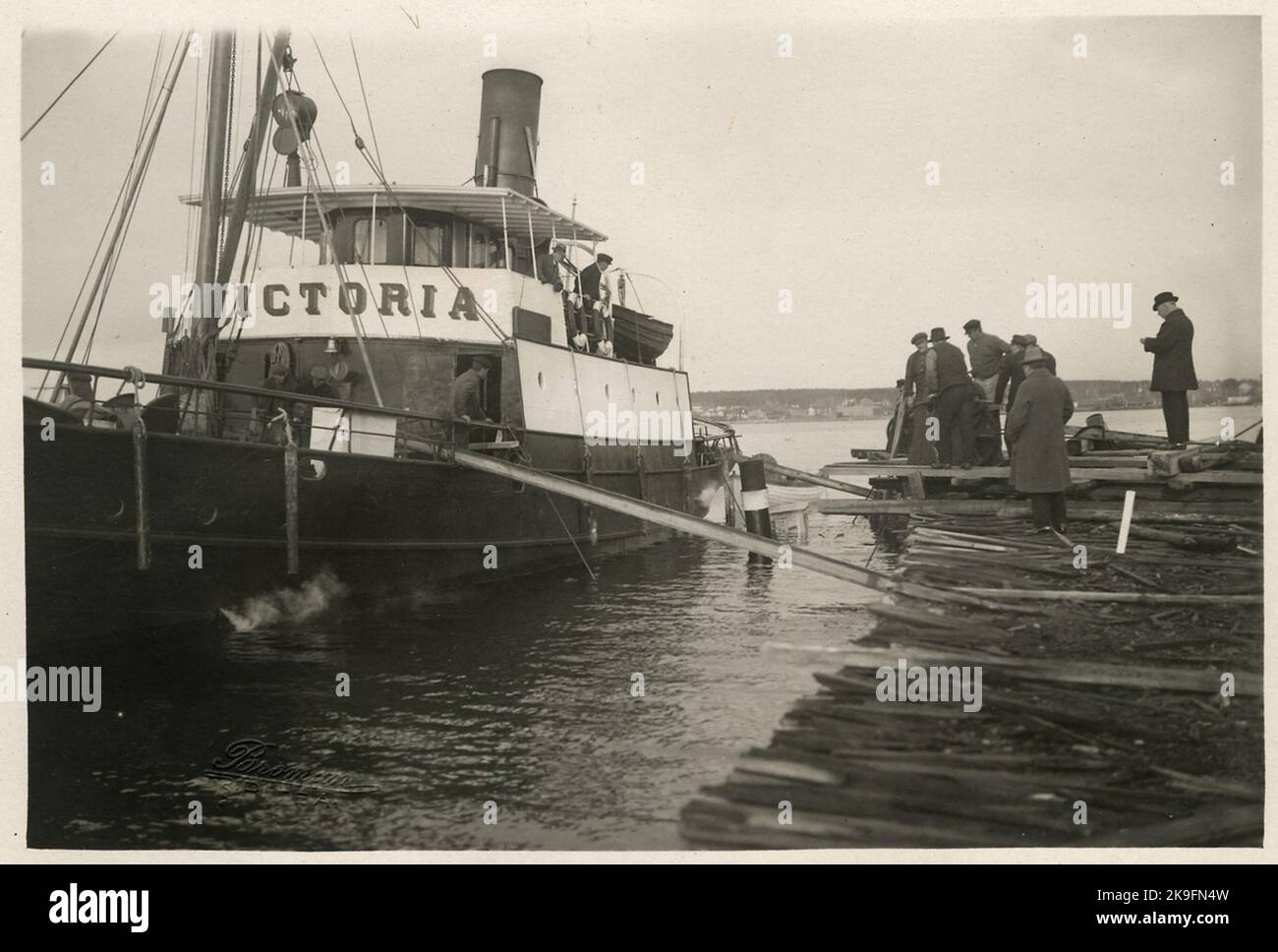 Salvage of the steamboat "Lövholmen", with the help of the steam tugger ...