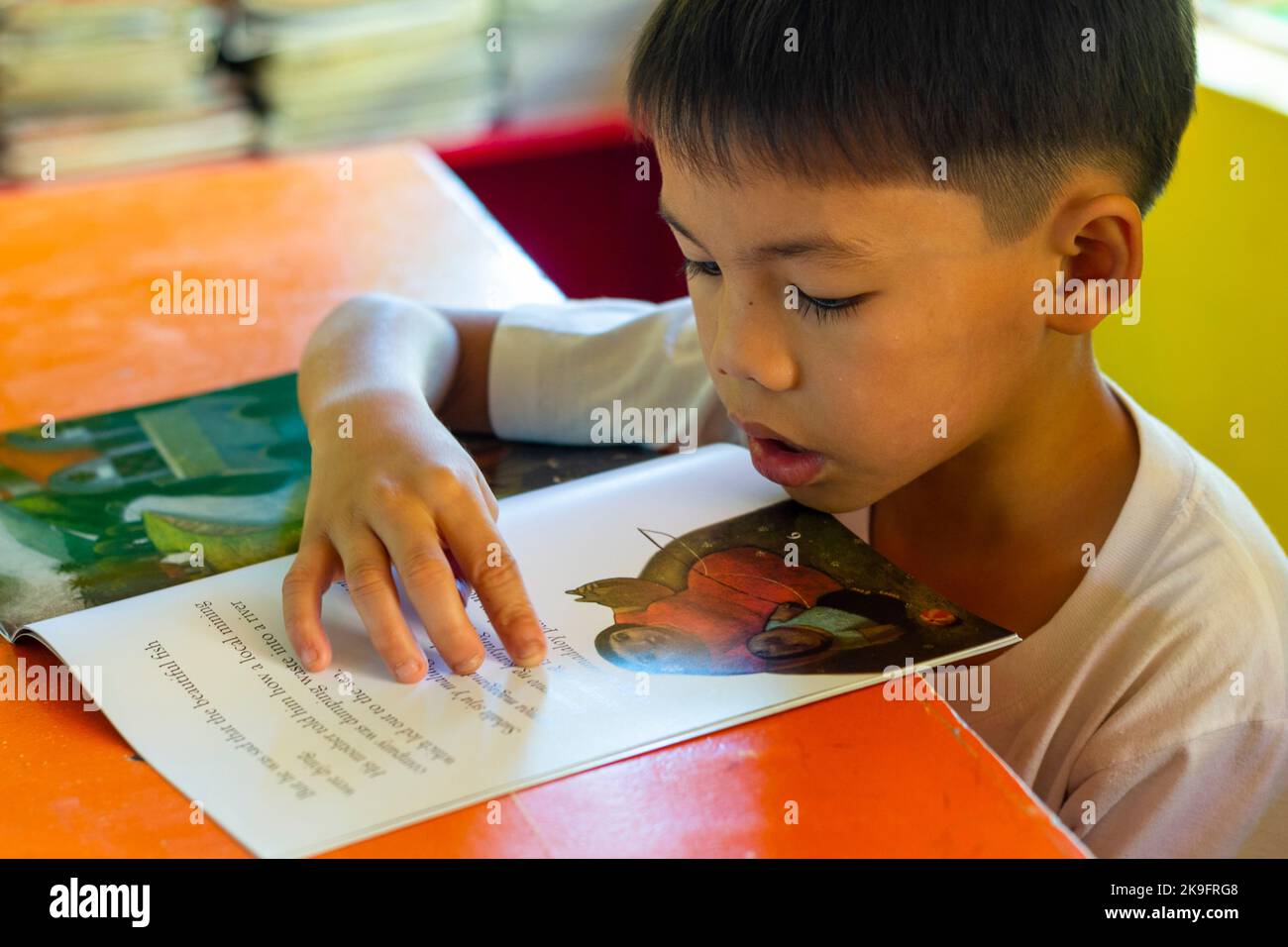 Filipino schoolchildren reading books Stock Photo - Alamy