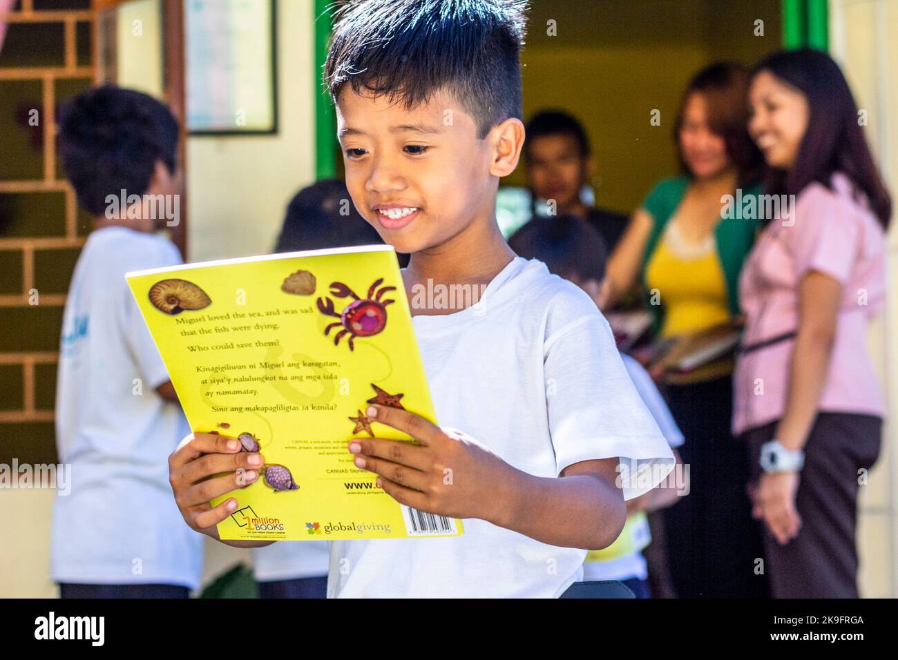 Filipino schoolchildren reading books Stock Photo - Alamy