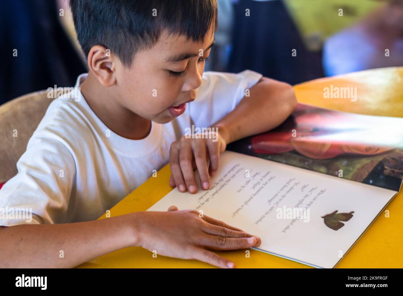 Filipino schoolchildren reading books Stock Photo - Alamy