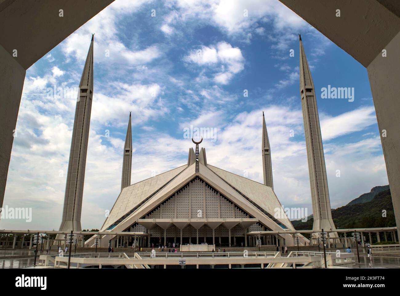 The Majestic Faisal Mosque Stock Photo - Alamy