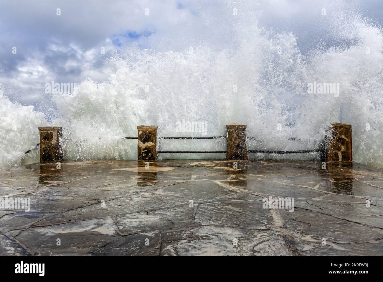 Splashes water splashing on stone hi-res stock photography and images ...