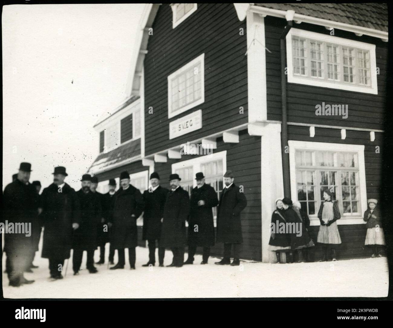 Group photo outside the station house in Sveg Stock Photo - Alamy
