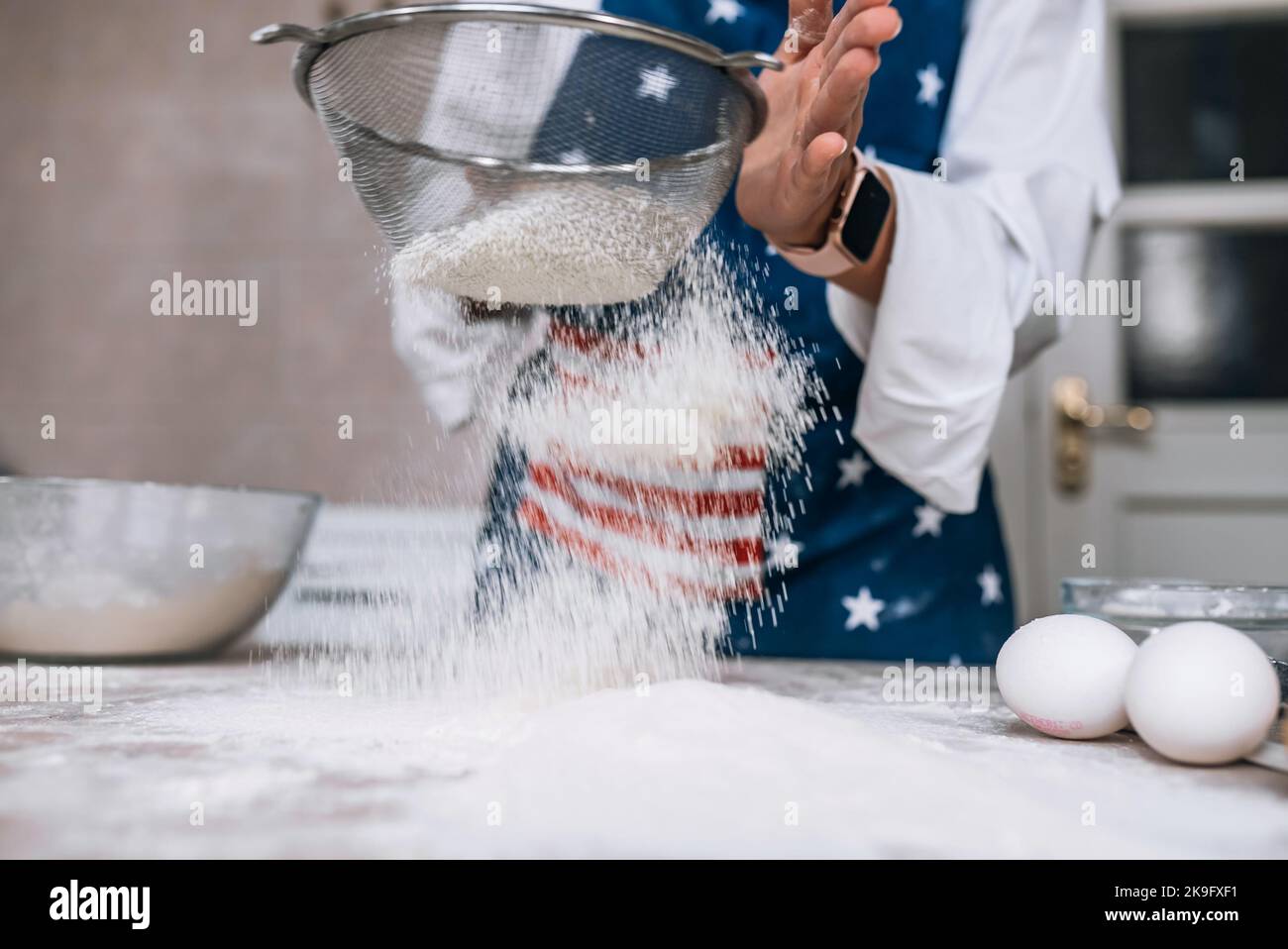 Sifting flour through sieve womans hi-res stock photography and images ...