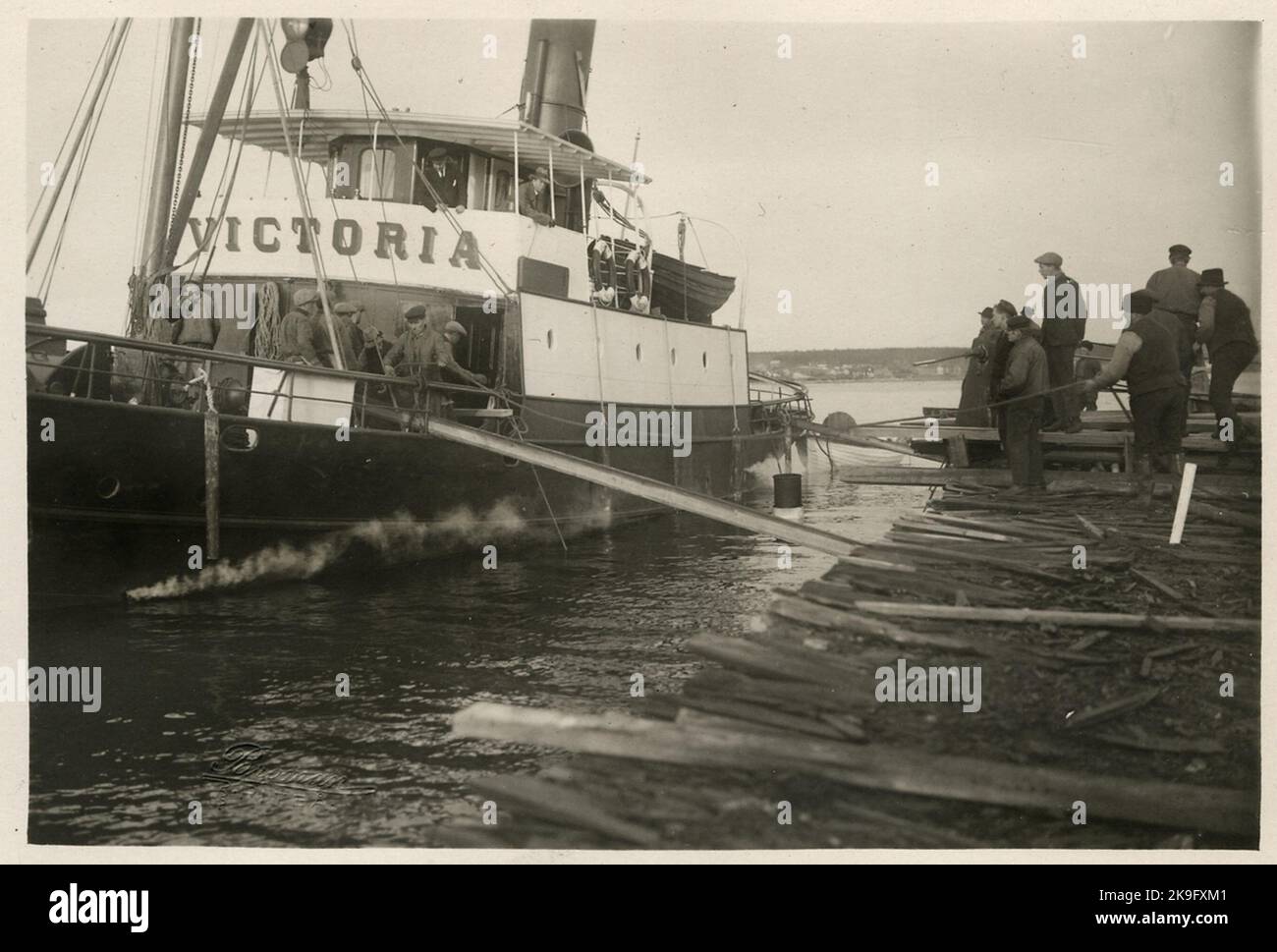 Salvage of the steamboat "Lövholmen", with the help of the steam tugger ...
