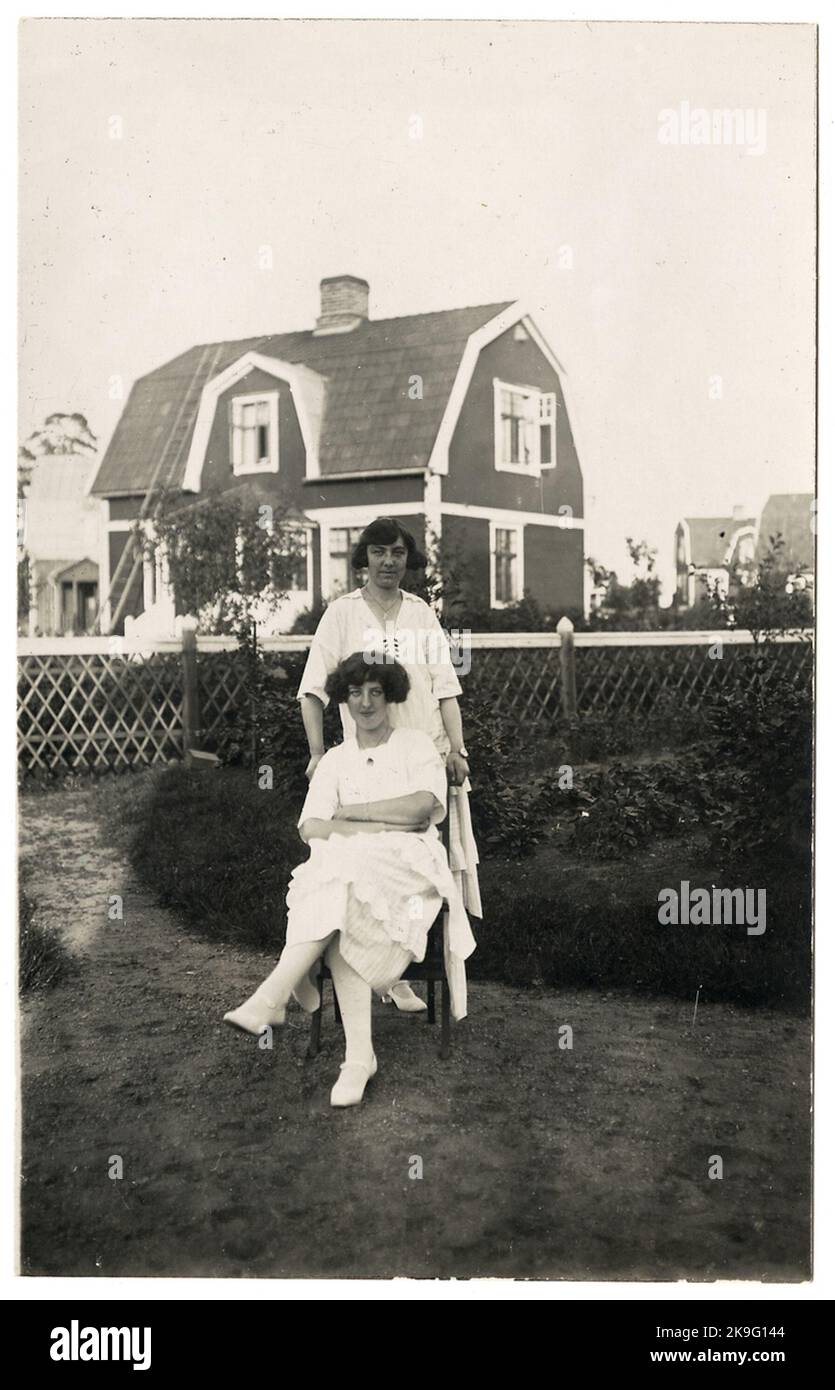 The storageist Jan Petter Jansson's daughters. Standing Karin Maria ...