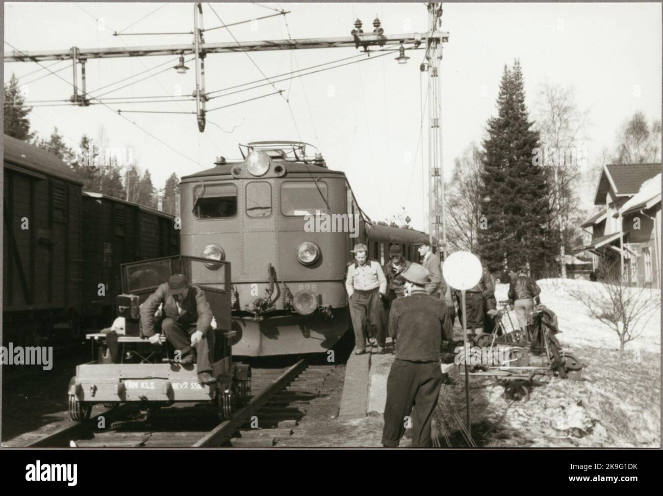The State Railways, SJ MA 828. ELLOK AND DRESSIN at Bangård with staff ...