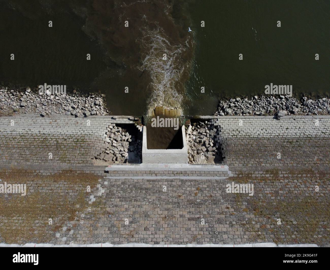 Culvert trash hi-res stock photography and images - Alamy