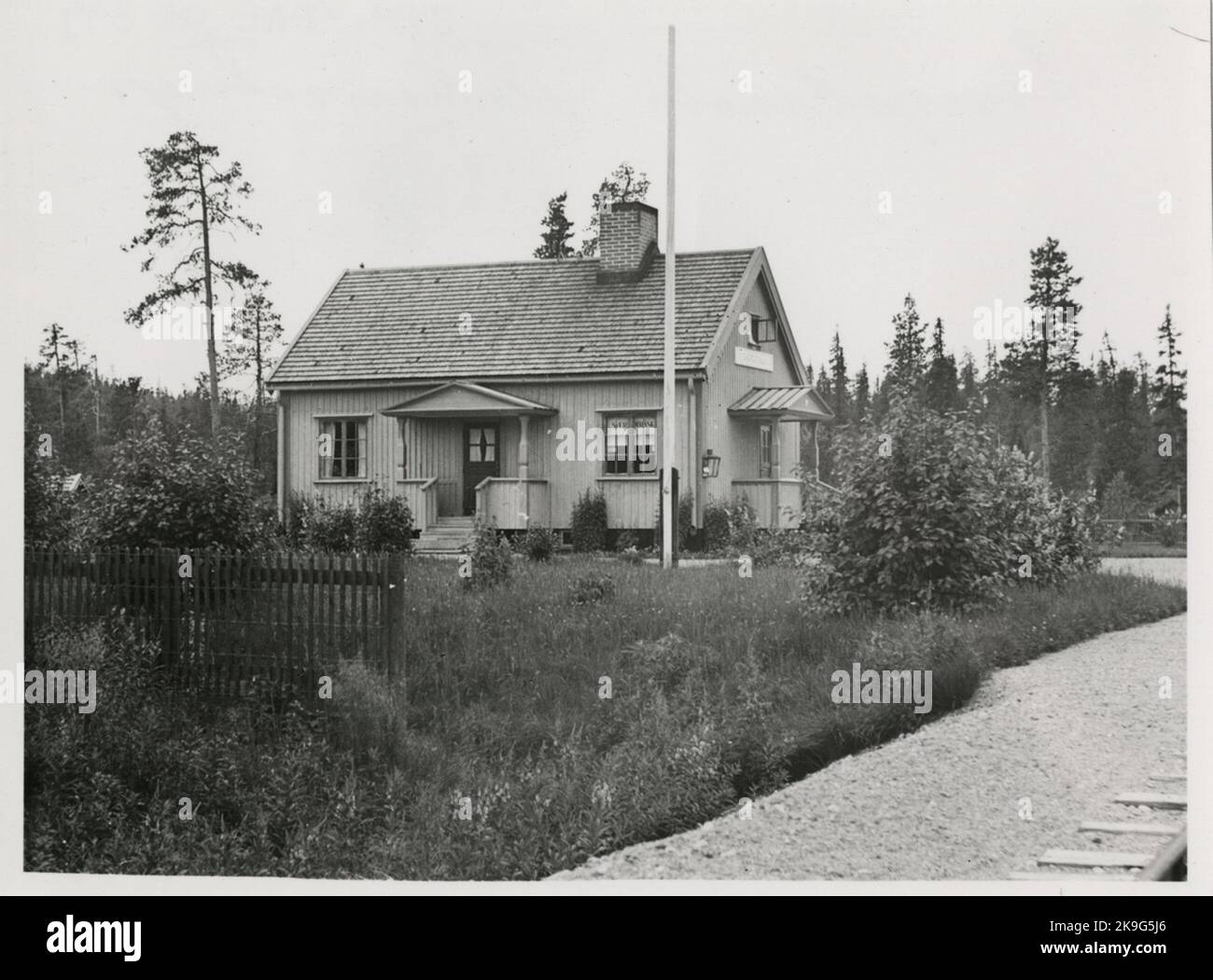 One -story house in wood. Traffic stop in 1958, passenger traffic ...