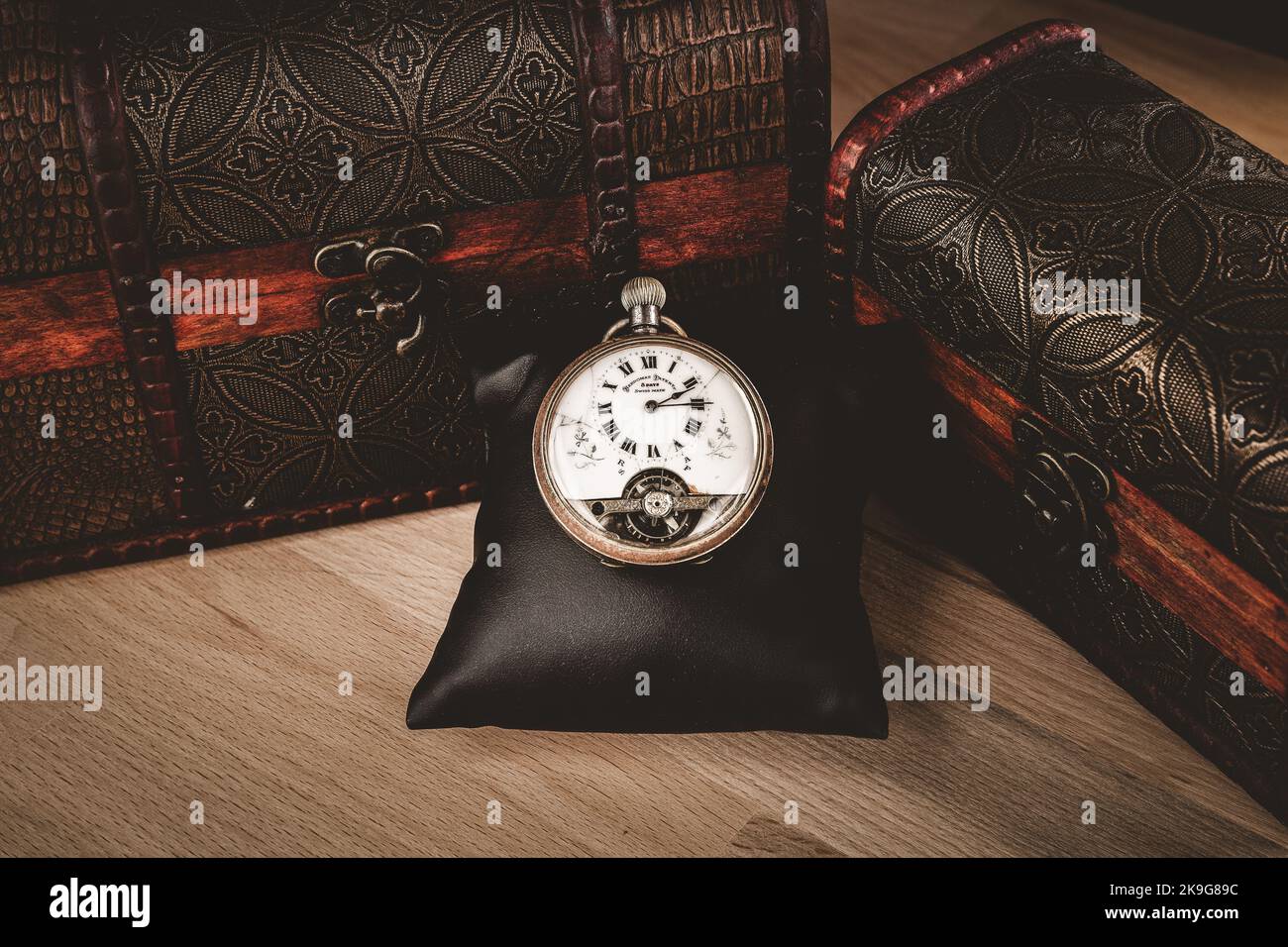 Pocket watch vintage hi-res stock photography and images - Alamy
