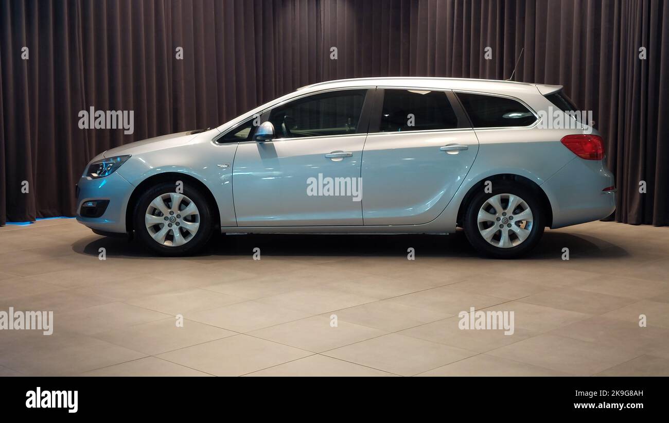 Opel Astra Sports Tourer 1.4 Turbo Ecotec 2016 car exterior view front ...