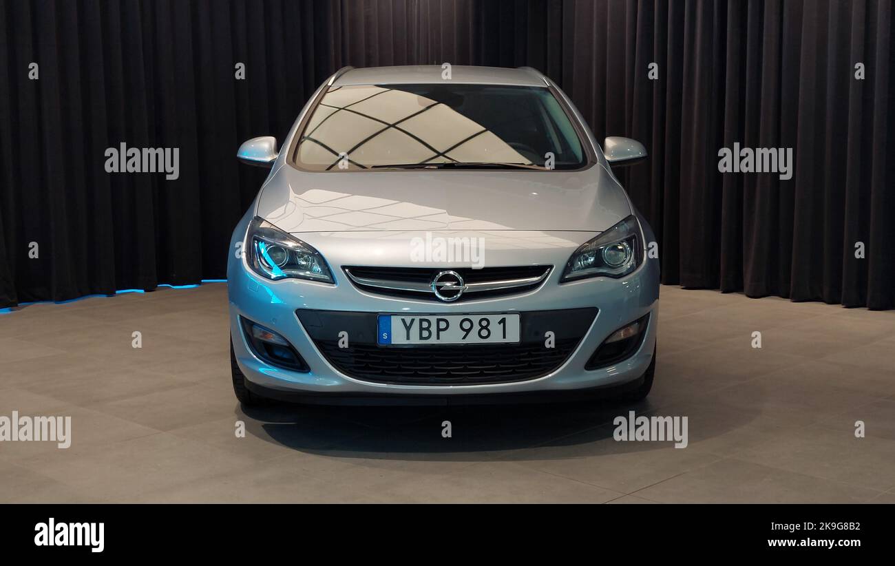 Opel Astra Sports Tourer 1.4 Turbo Ecotec 2016 car exterior view front ...