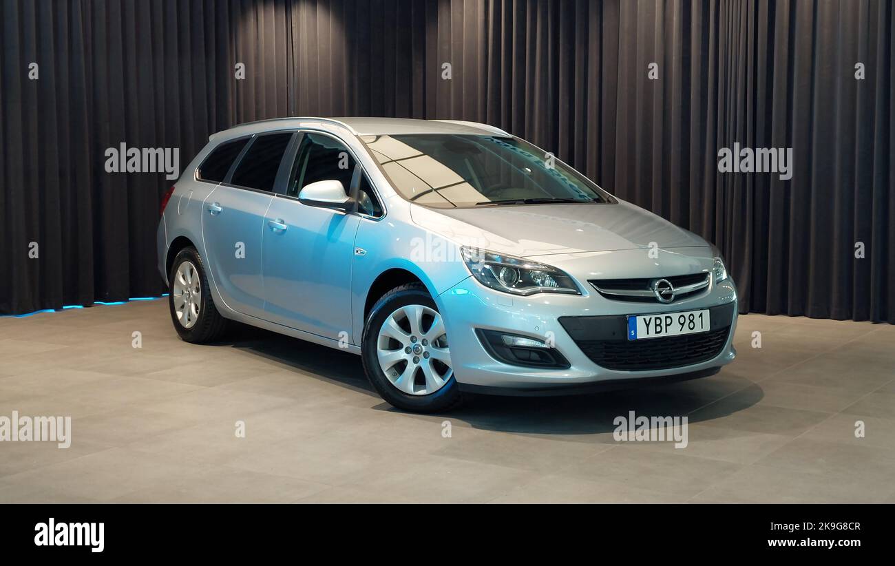 Opel Astra Sports Tourer 1.4 Turbo Ecotec 2016 car exterior view front ...