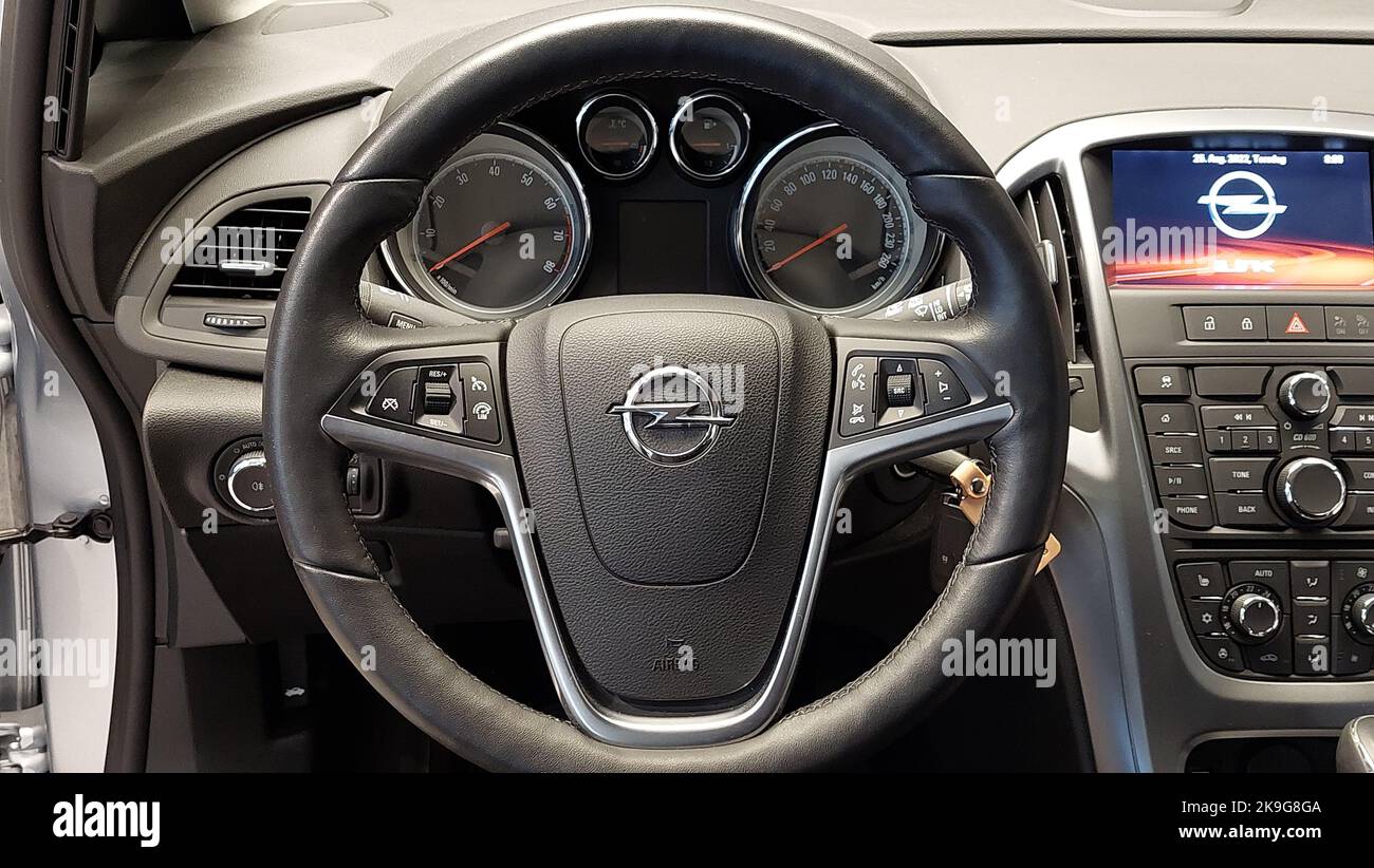 Opel Astra Sports Tourer 2016 car interior view inside cockpit ...