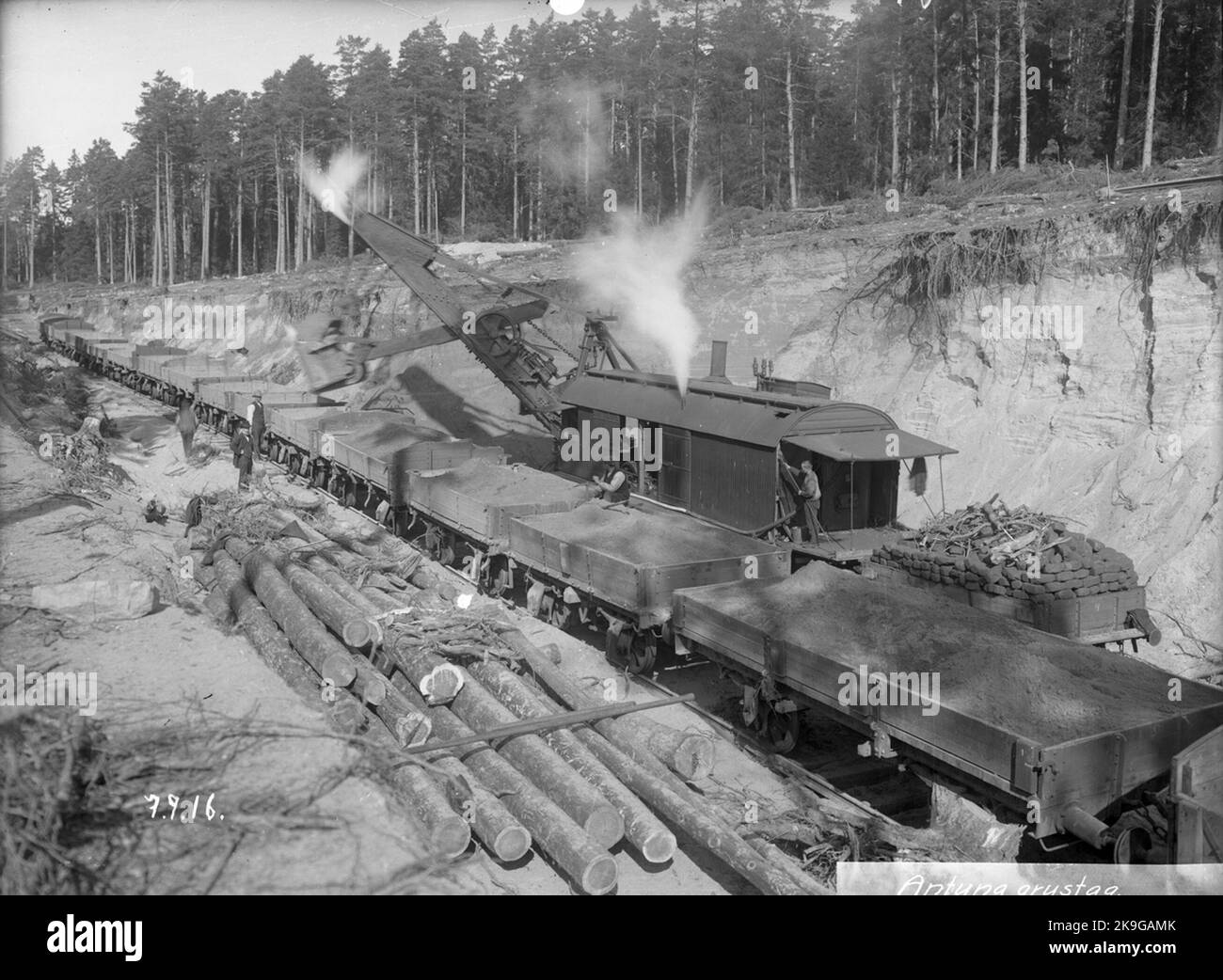 Steam excavator in the gravel roof Stock Photo - Alamy