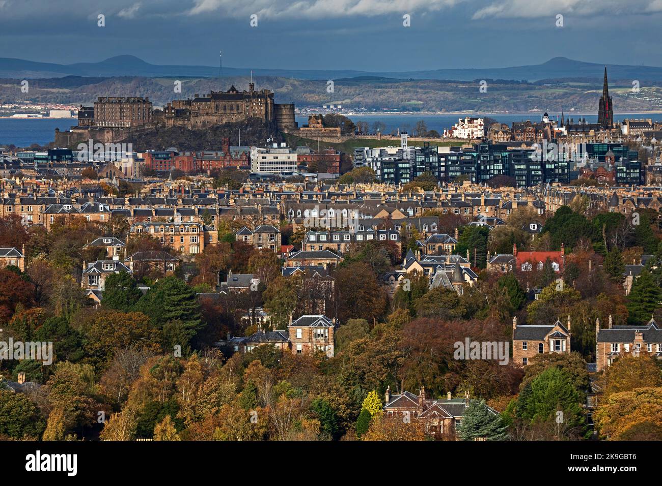 Edinburgh south side, Scotland, UK. 28th October 2022. Wind WSW 33 km/h ...