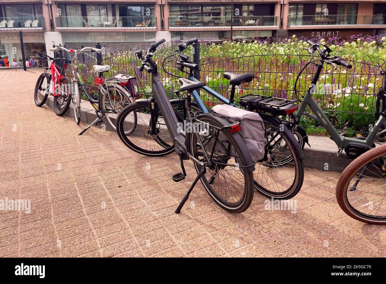 Row of bikes parked on the sidewalk Stock Photo - Alamy