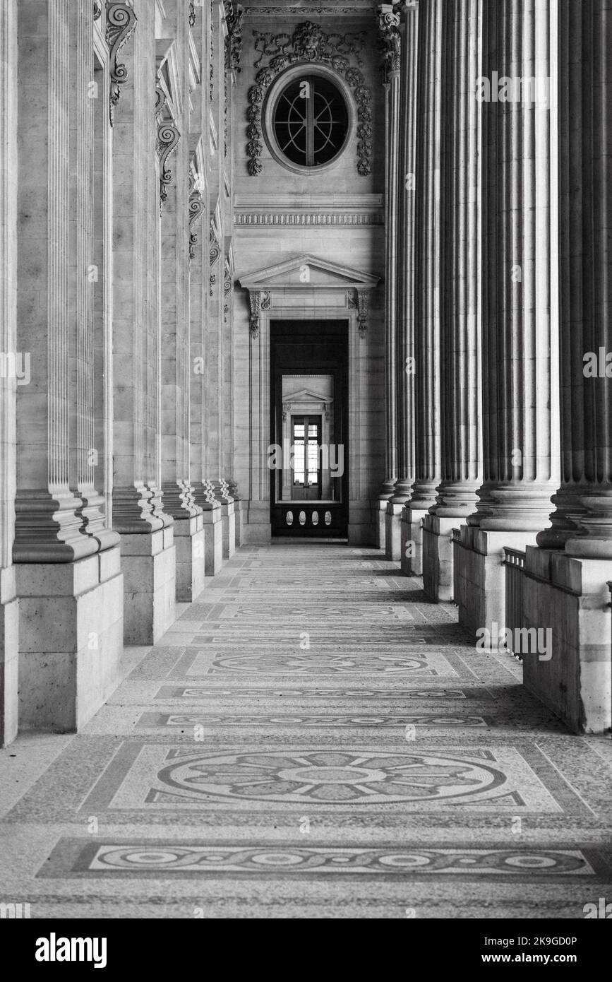 Louvre exterior columns hi-res stock photography and images - Alamy
