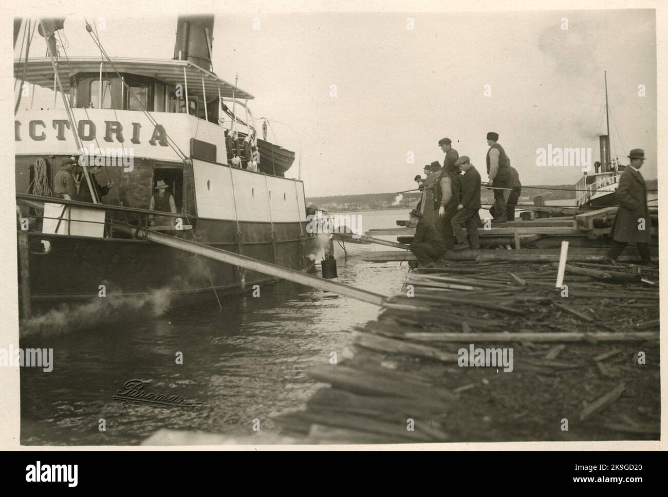 Salvage of the steamboat "Lövholmen", with the help of the steam tugger ...