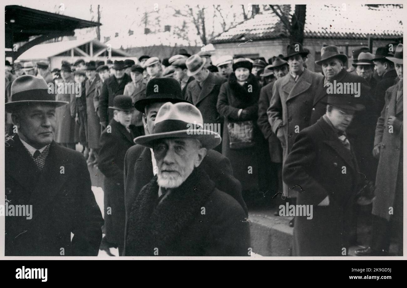 The picture shows at the front to the left traffic manager Clas Pallin ...