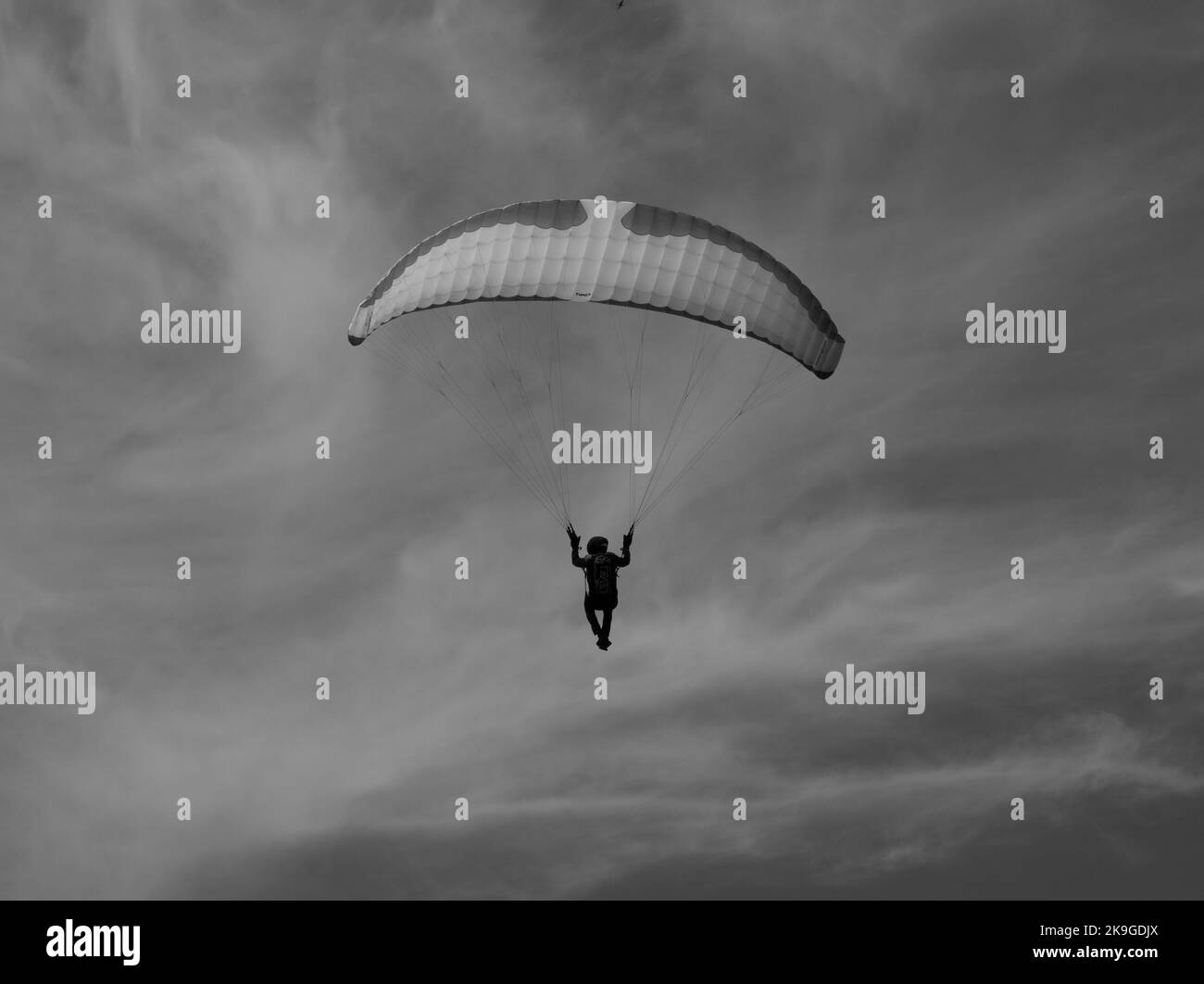 Black and white parachute hi-res stock photography and images - Alamy
