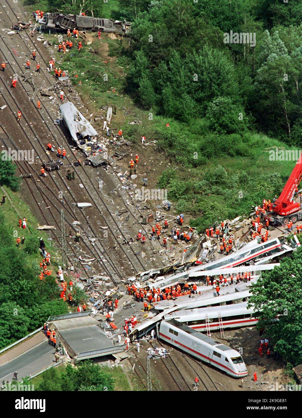 Die Luftaufnahme vom 3.6.1998 zeigt das Ausmaß der Verwüstung durch das ...