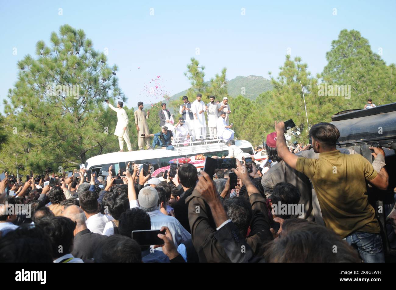 Islamabad, Capital, Pakistan. 27th Oct, 2022. Mourners gather around ...