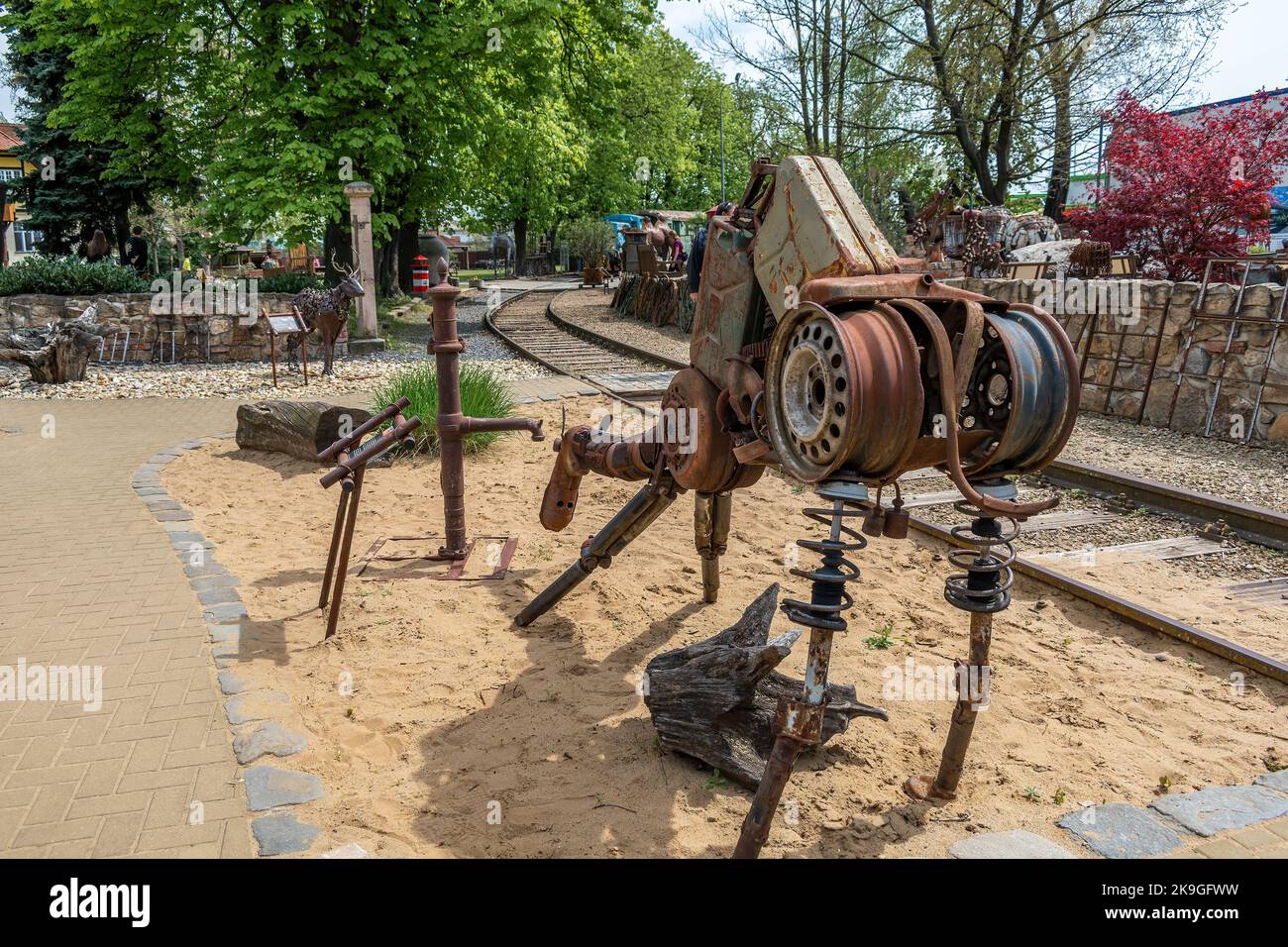 Head made of scrap metal hi-res stock photography and images - Alamy