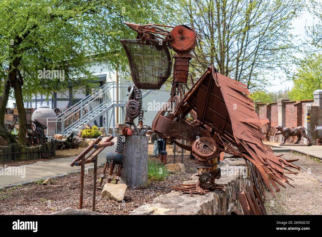 Head made of scrap metal hi-res stock photography and images - Alamy