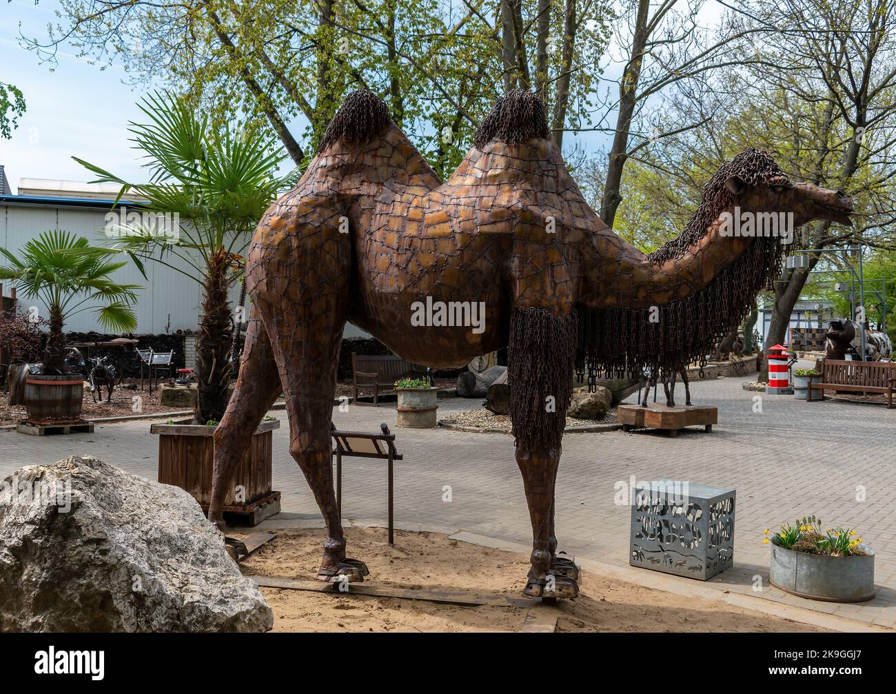 KOVOZOO original exposition with animals and technology from recycled ...