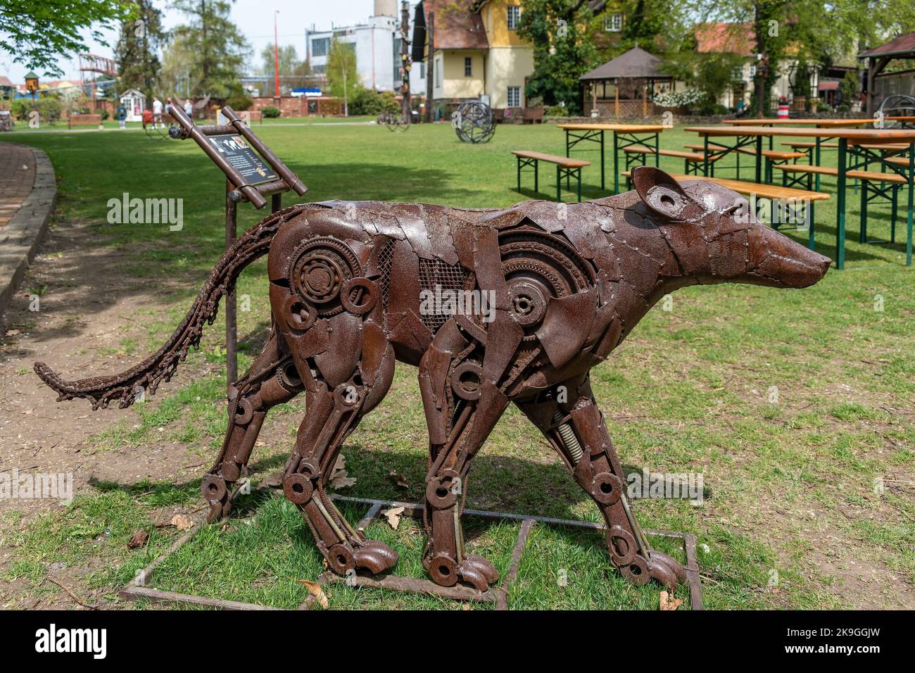 KOVOZOO original exposition with animals and technology from recycled ...