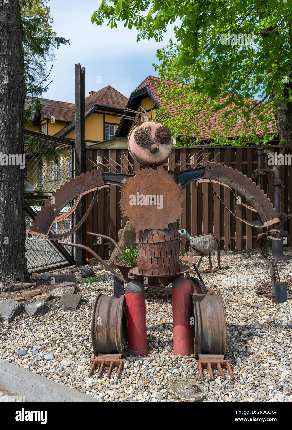 KOVOZOO original exposition with animals and technology from recycled ...