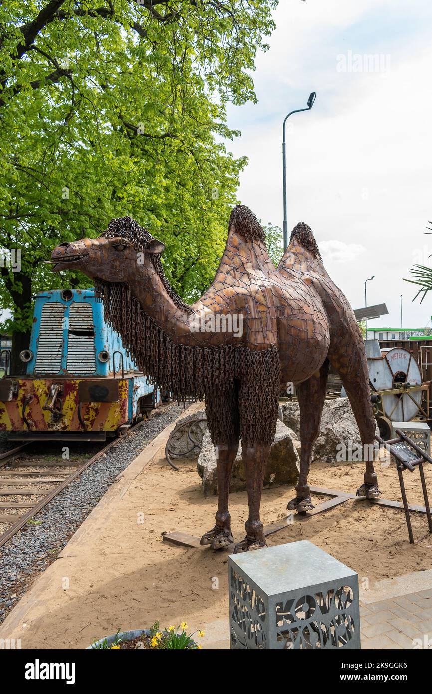 KOVOZOO original exposition with animals and technology from recycled ...