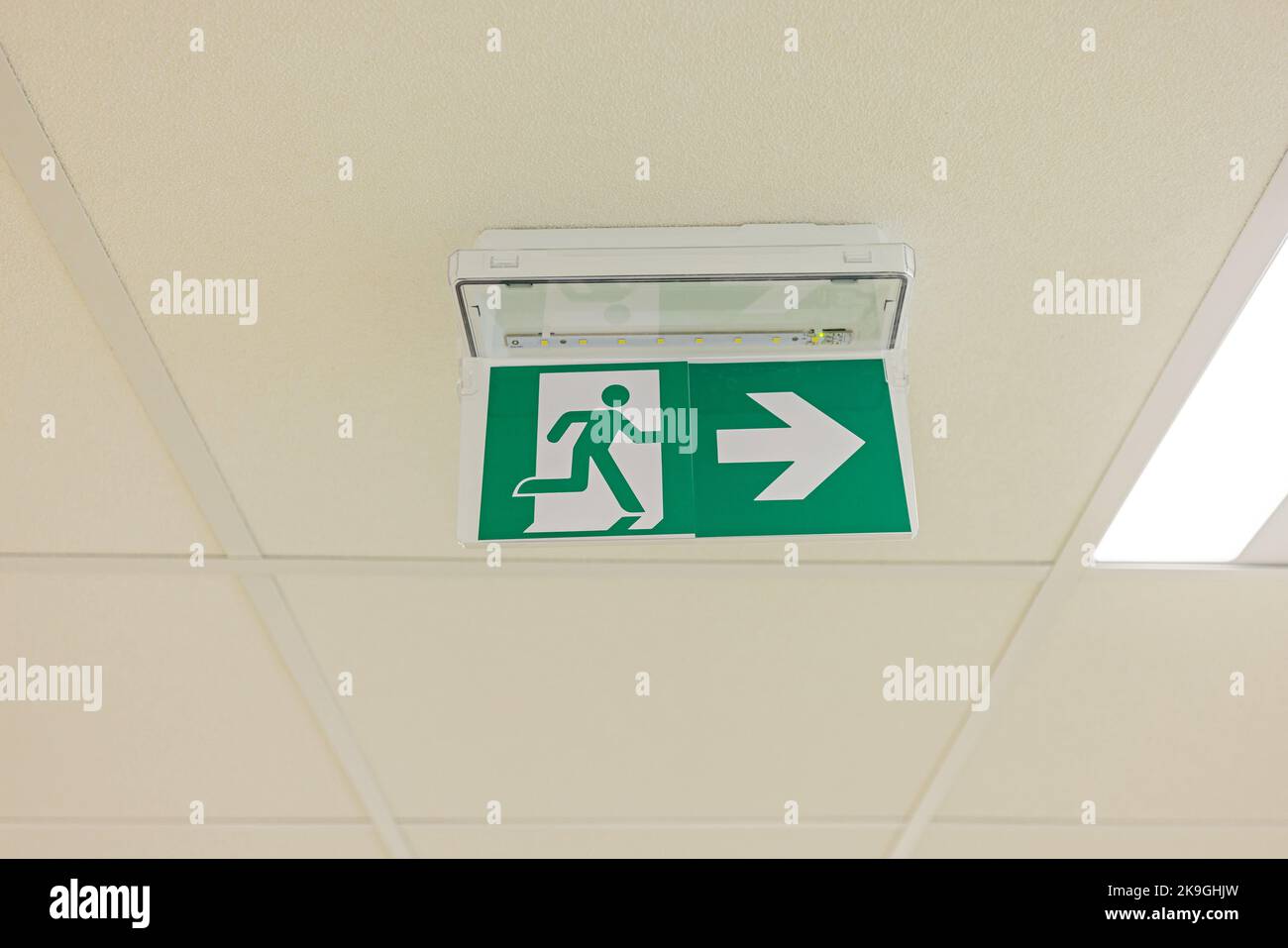 Emergency Exit Direction Arrow Sign at Ceiling Stock Photo - Alamy
