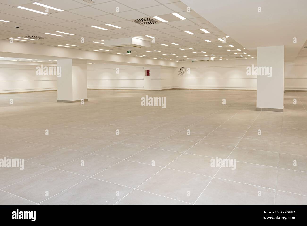 New Empty Large Retail Shop Space Clean Floor Stock Photo - Alamy