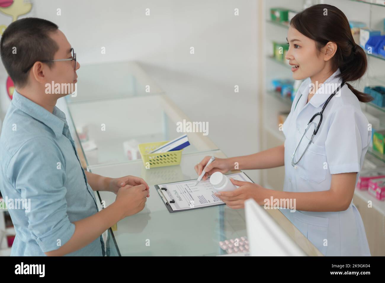 Pharmacist patient medication explain hi-res stock photography and images - Alamy