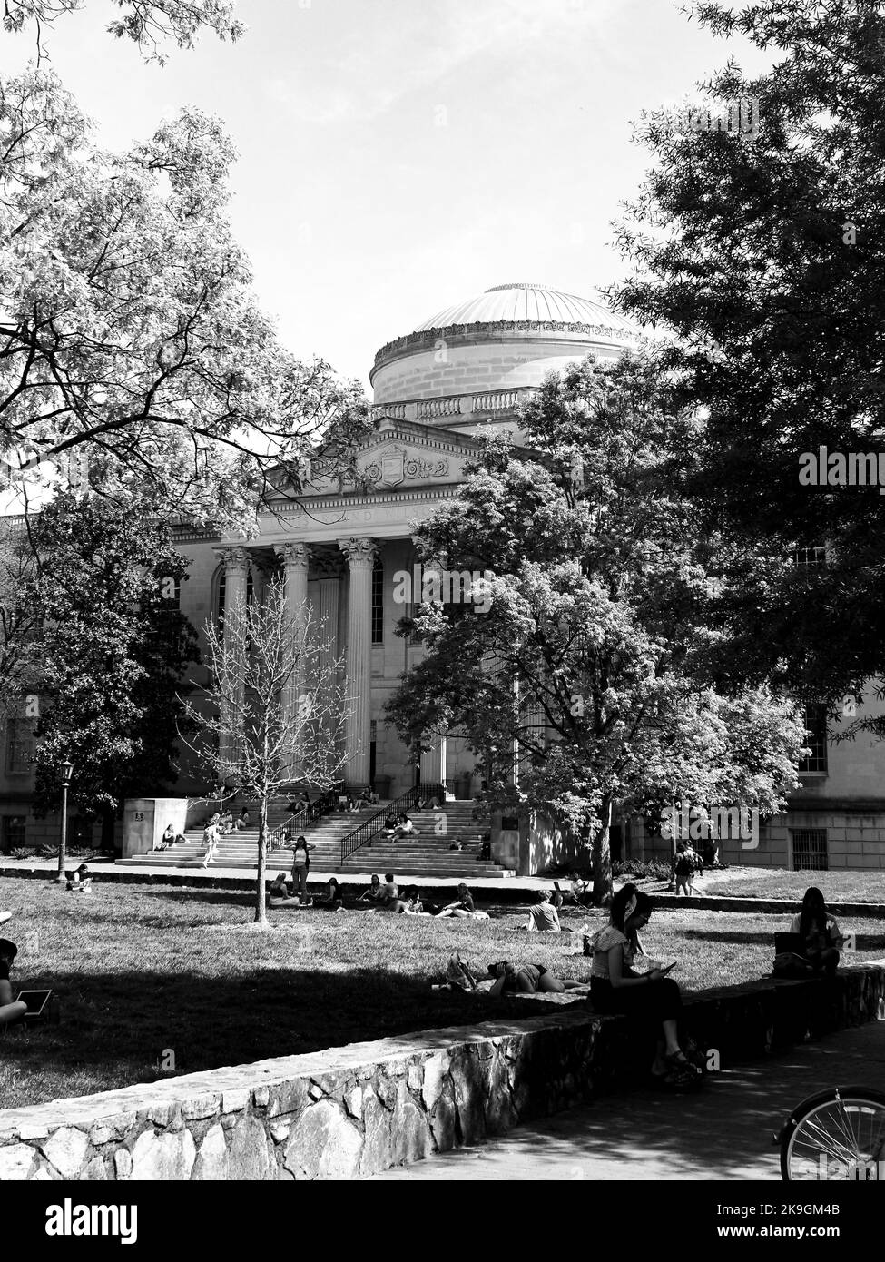 Architecture university building columns Black and White Stock Photos ...