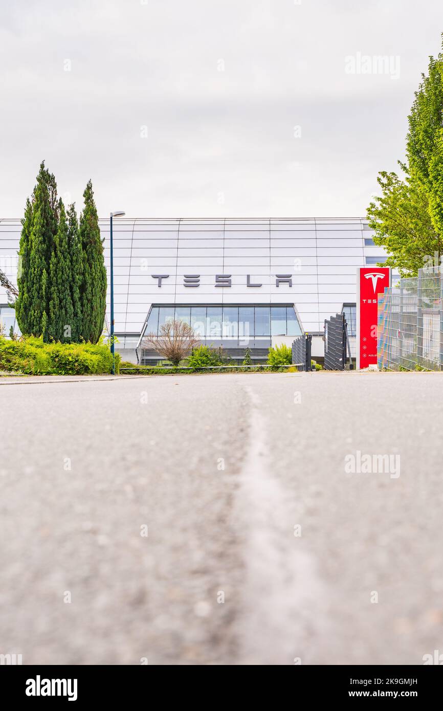 Tesla factory germany hi-res stock photography and images - Alamy
