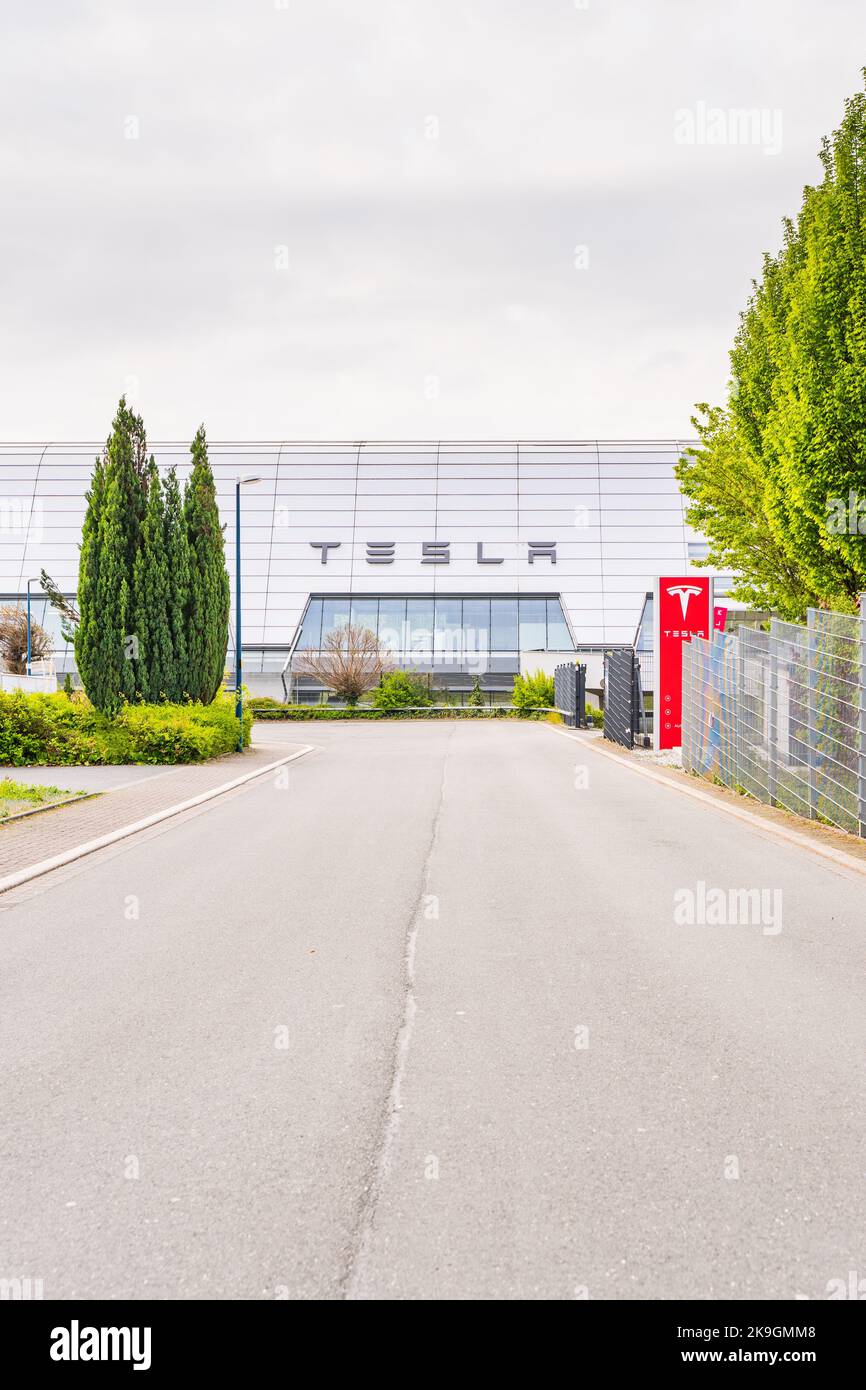 Tesla factory germany hi-res stock photography and images - Alamy